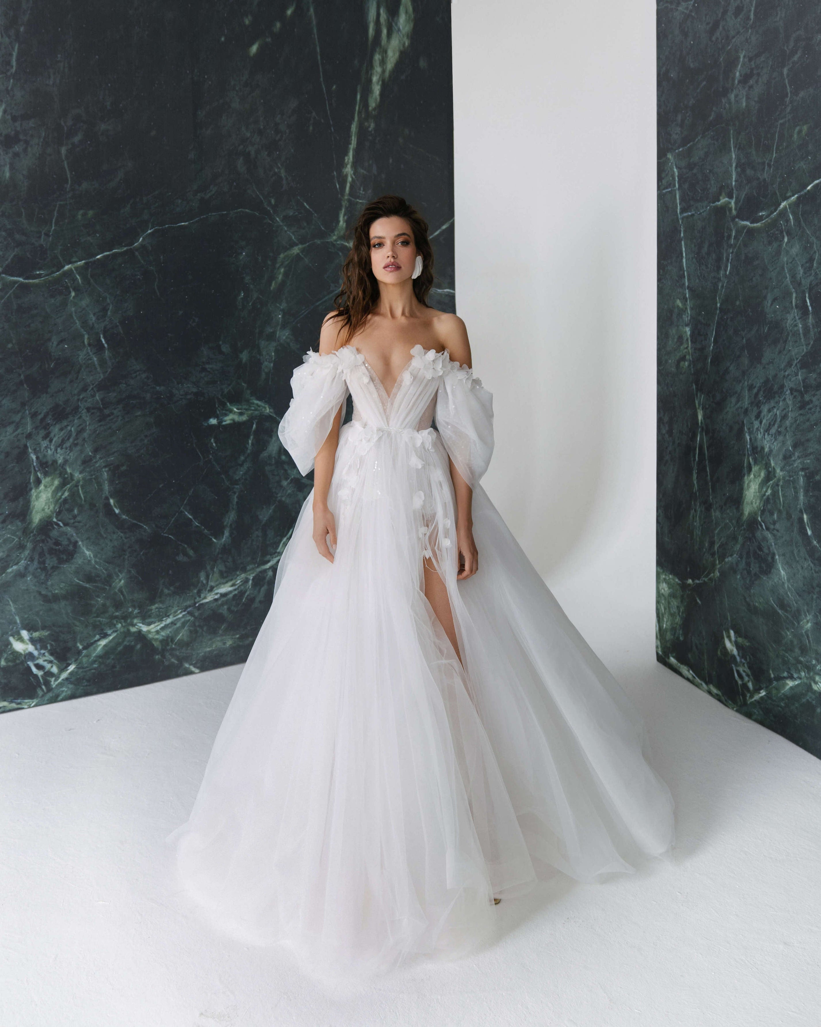 Melissa : la Robe de Mariée Blanche avec Volume et Fente par Excellenc ...